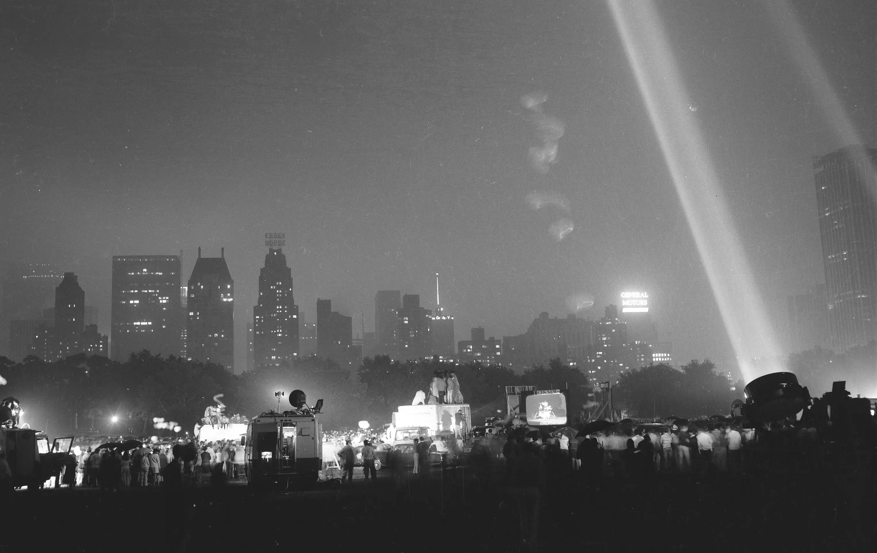 Povijesne fotografije prikazuju Njujorčane kako slave slijetanje na Mjesec u Moon-In u Central Parku 9105_1