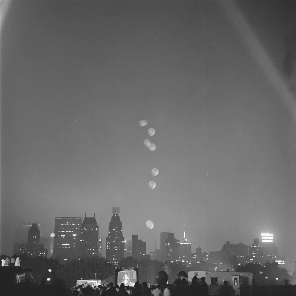 역사적인 사진은 센트럴 파크의 Moon-In에서 달 착륙을 축하하는 뉴요커를 보여줍니다. 9105_4