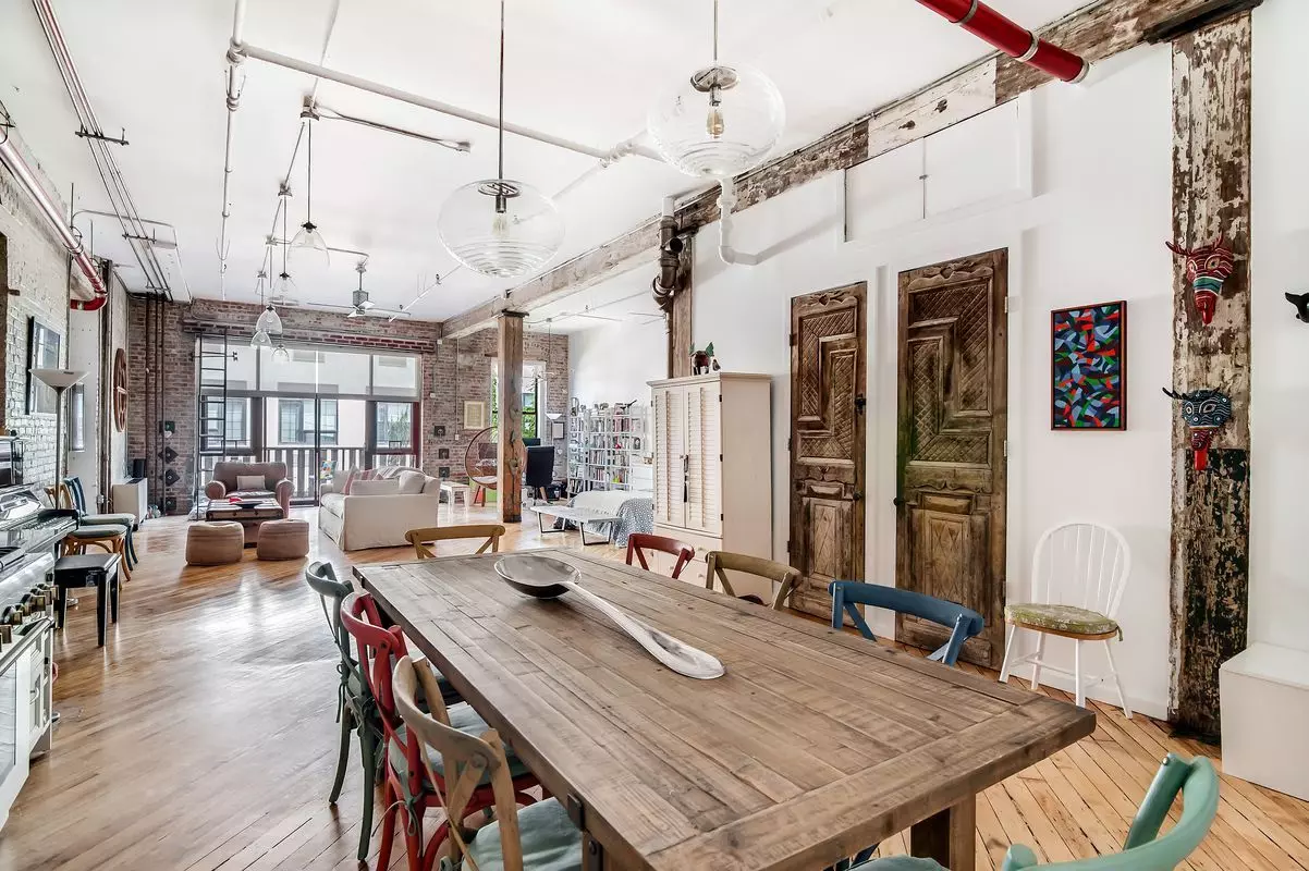 Per 6 000 $/mes, un estudi loft de moda amb un piano al popular Mill Building de Williamsburg 9136_1