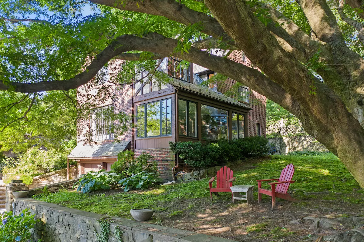 Với giá 1,9 triệu đô la, Tudor yên tĩnh này bên bờ Hudson được bao quanh bởi cây xanh và tầm nhìn 9227_1