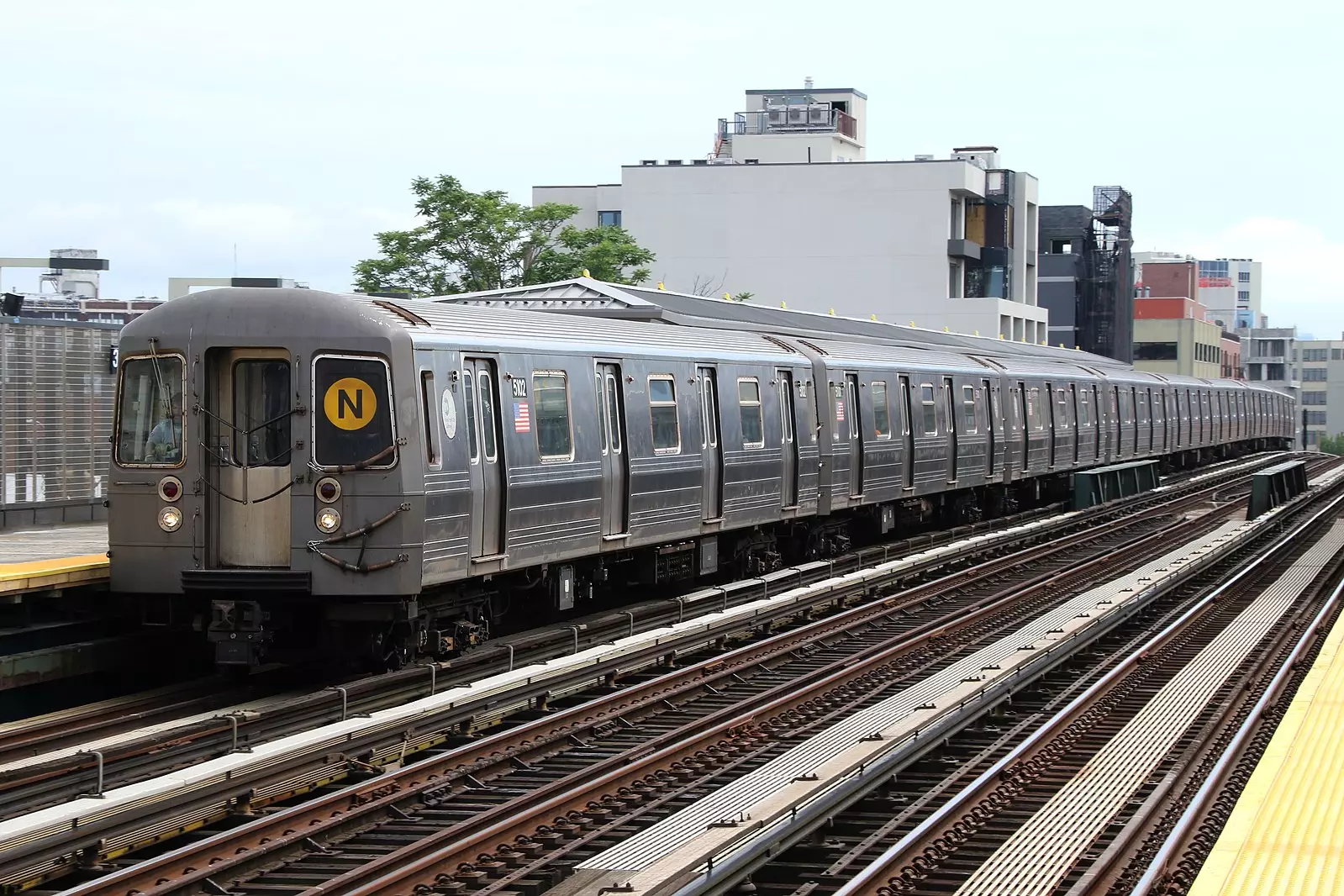 Na 'n vier jaar lange opknappingsprojek is N-treindiens in Brooklyn volledig herstel 9258_1