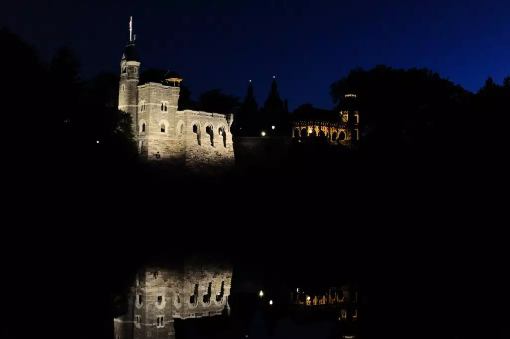 Ny belysning tilføjer glamour efter mørkets frembrud til Central Parks restaurerede Belvedere Castle