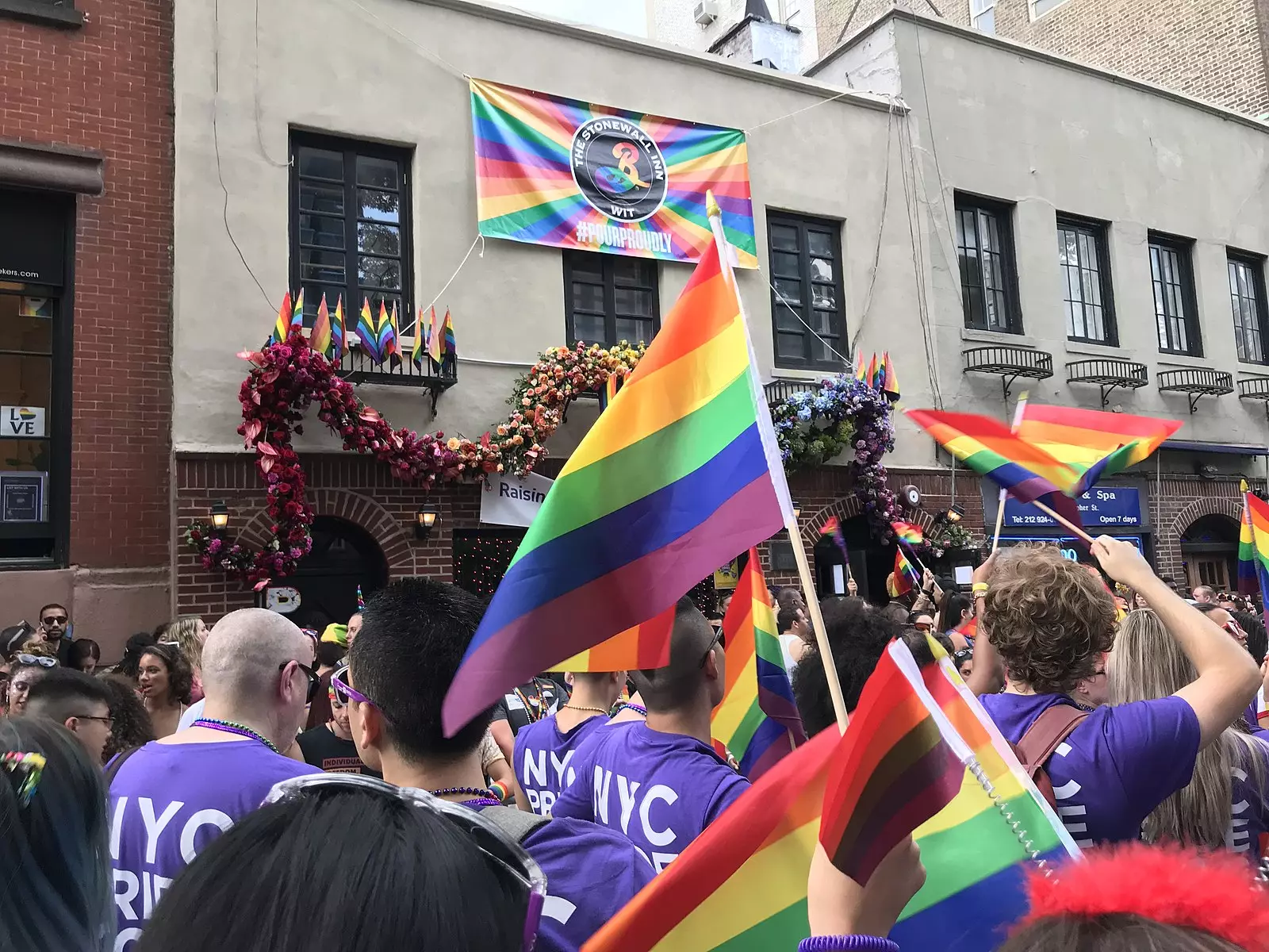 Dogon hanya zuwa alamar ƙasa: Yadda NYC's Stonewall Inn ya zama alamar 'yancin ɗan adam 9310_6