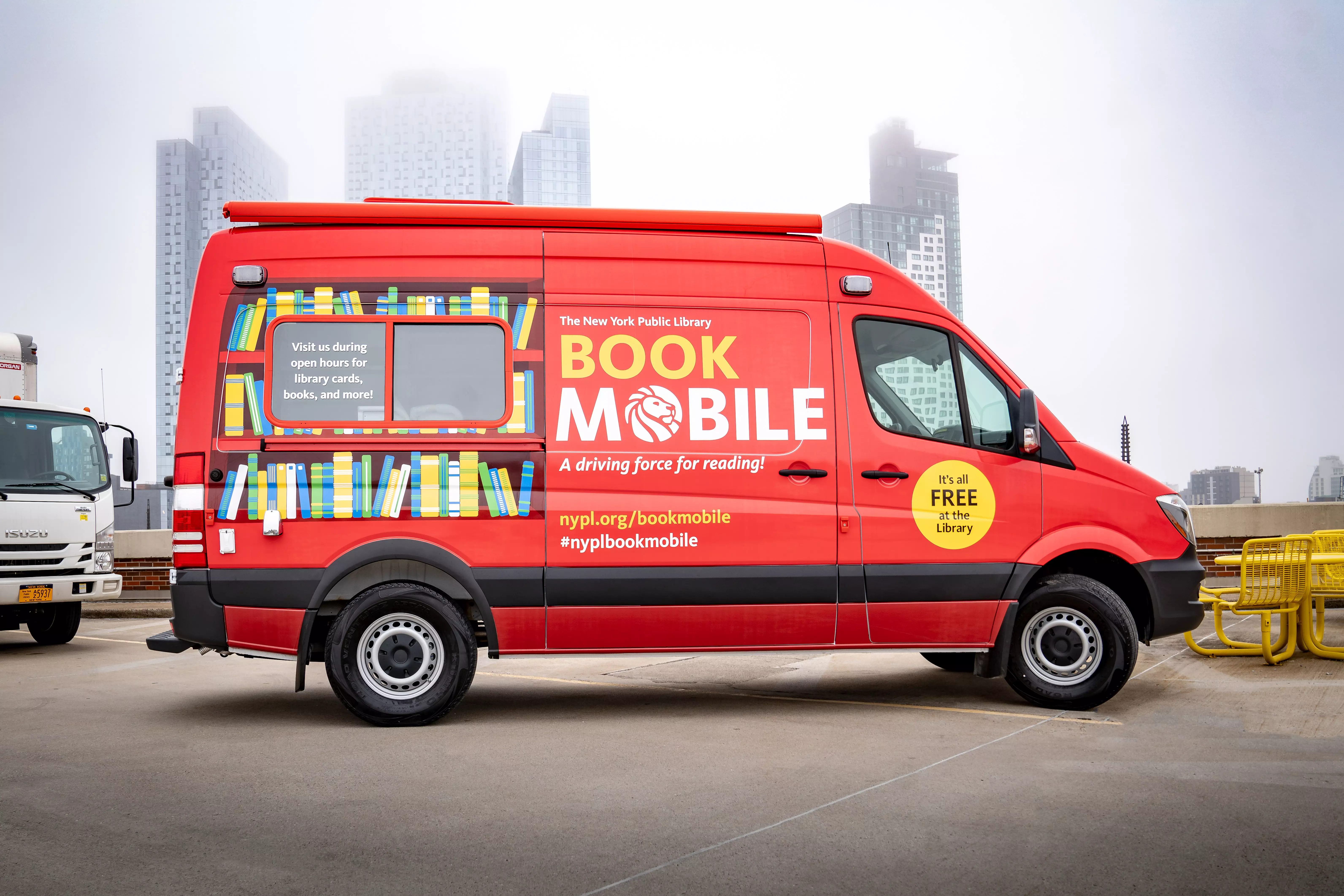 NYPL သည် နွေရာသီအတွက် အချိန်မီ bookmobile အသစ်ကို တရားဝင်ဖြန့်ချိခဲ့သည်။ 9460_1