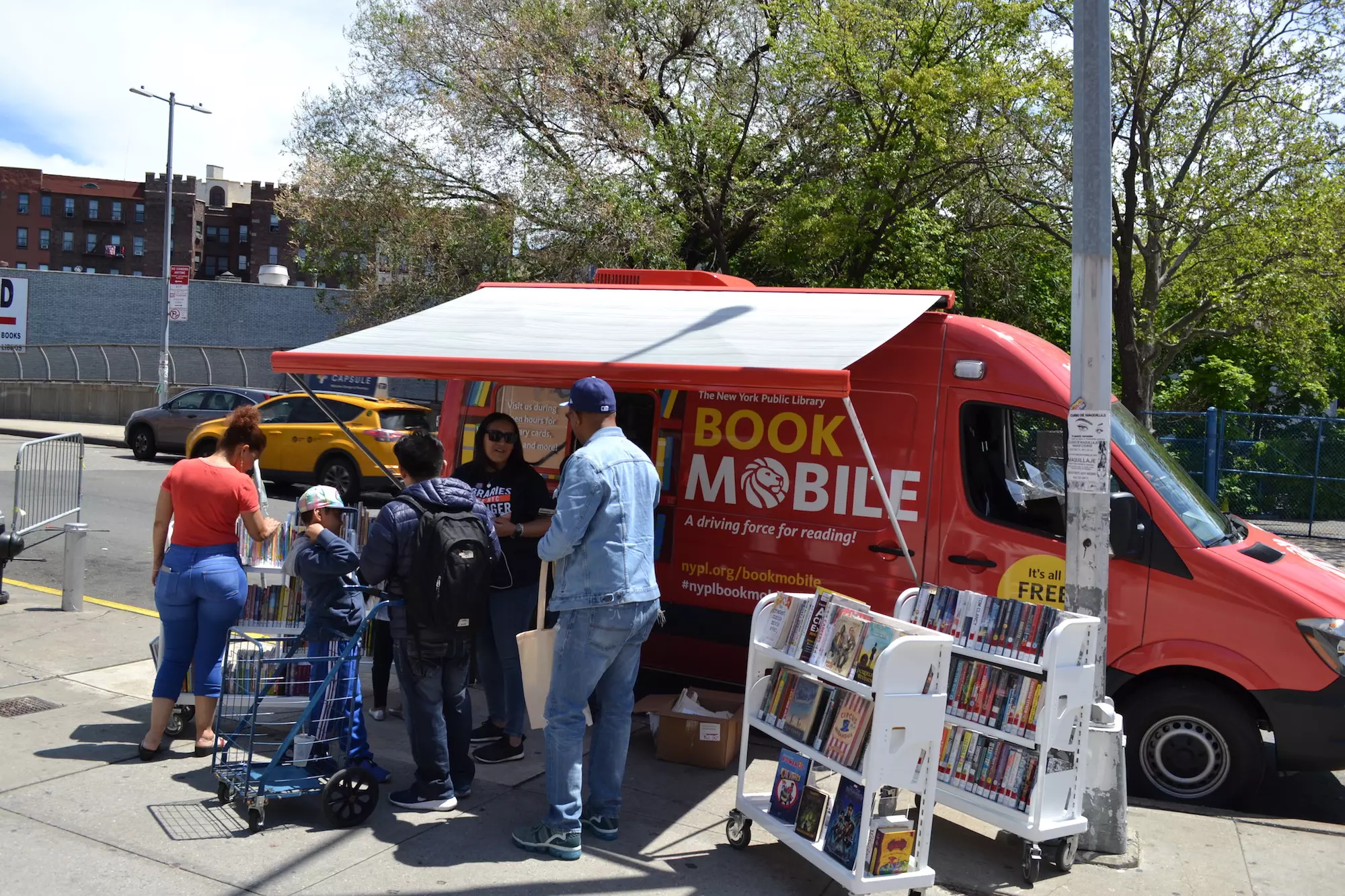 NYPL သည် နွေရာသီအတွက် အချိန်မီ bookmobile အသစ်ကို တရားဝင်ဖြန့်ချိခဲ့သည်။ 9460_2
