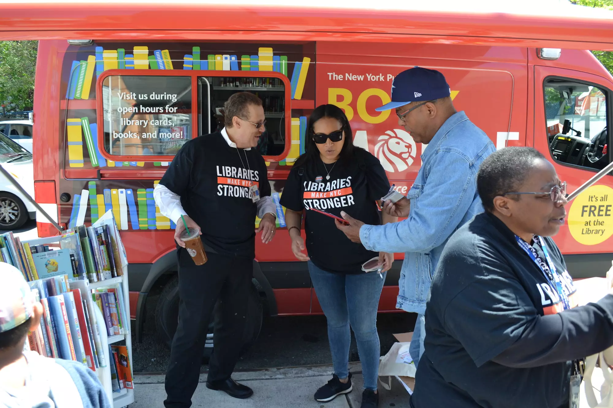 NYPL သည် နွေရာသီအတွက် အချိန်မီ bookmobile အသစ်ကို တရားဝင်ဖြန့်ချိခဲ့သည်။ 9460_4