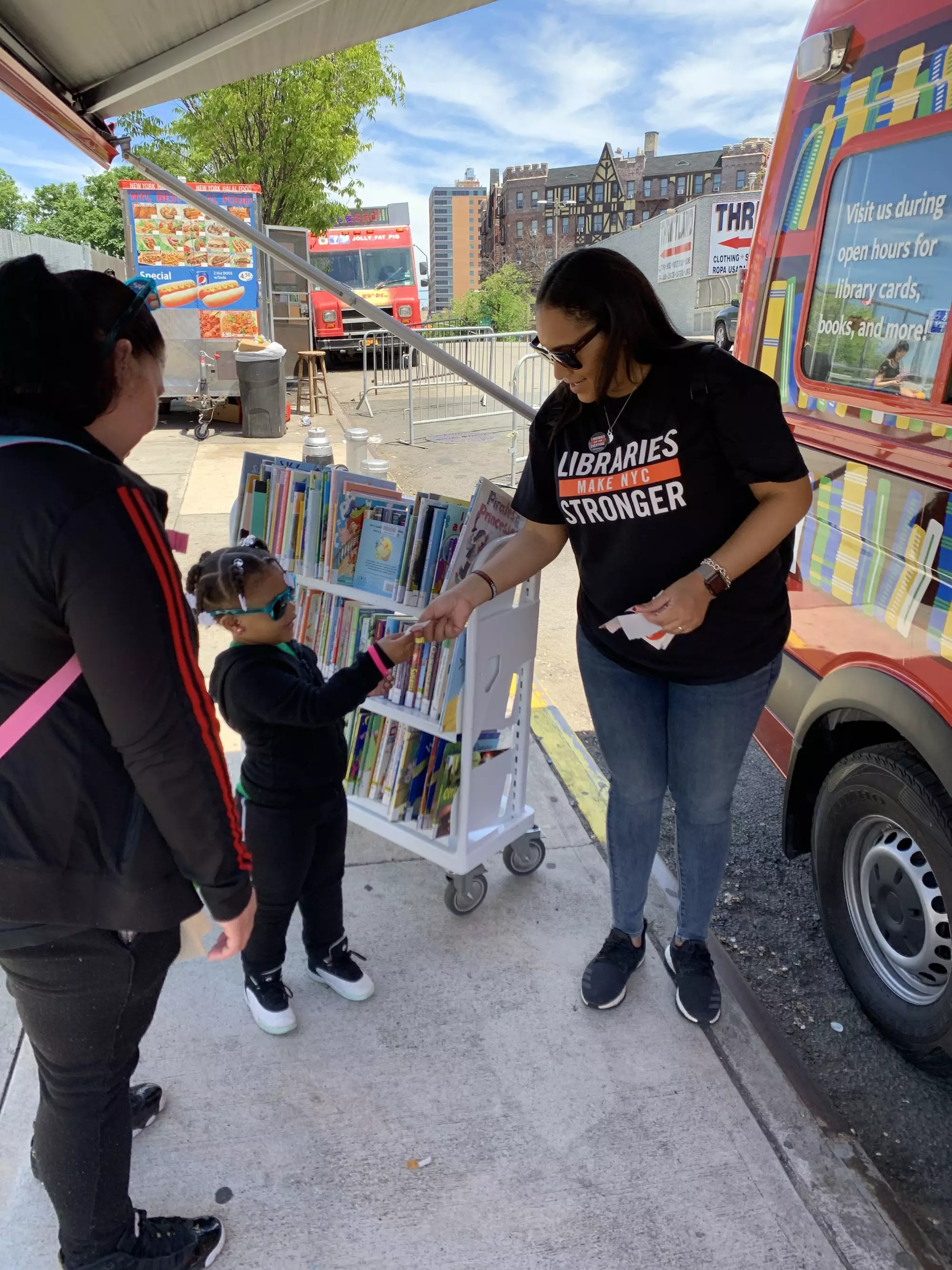 NYPL သည် နွေရာသီအတွက် အချိန်မီ bookmobile အသစ်ကို တရားဝင်ဖြန့်ချိခဲ့သည်။ 9460_5