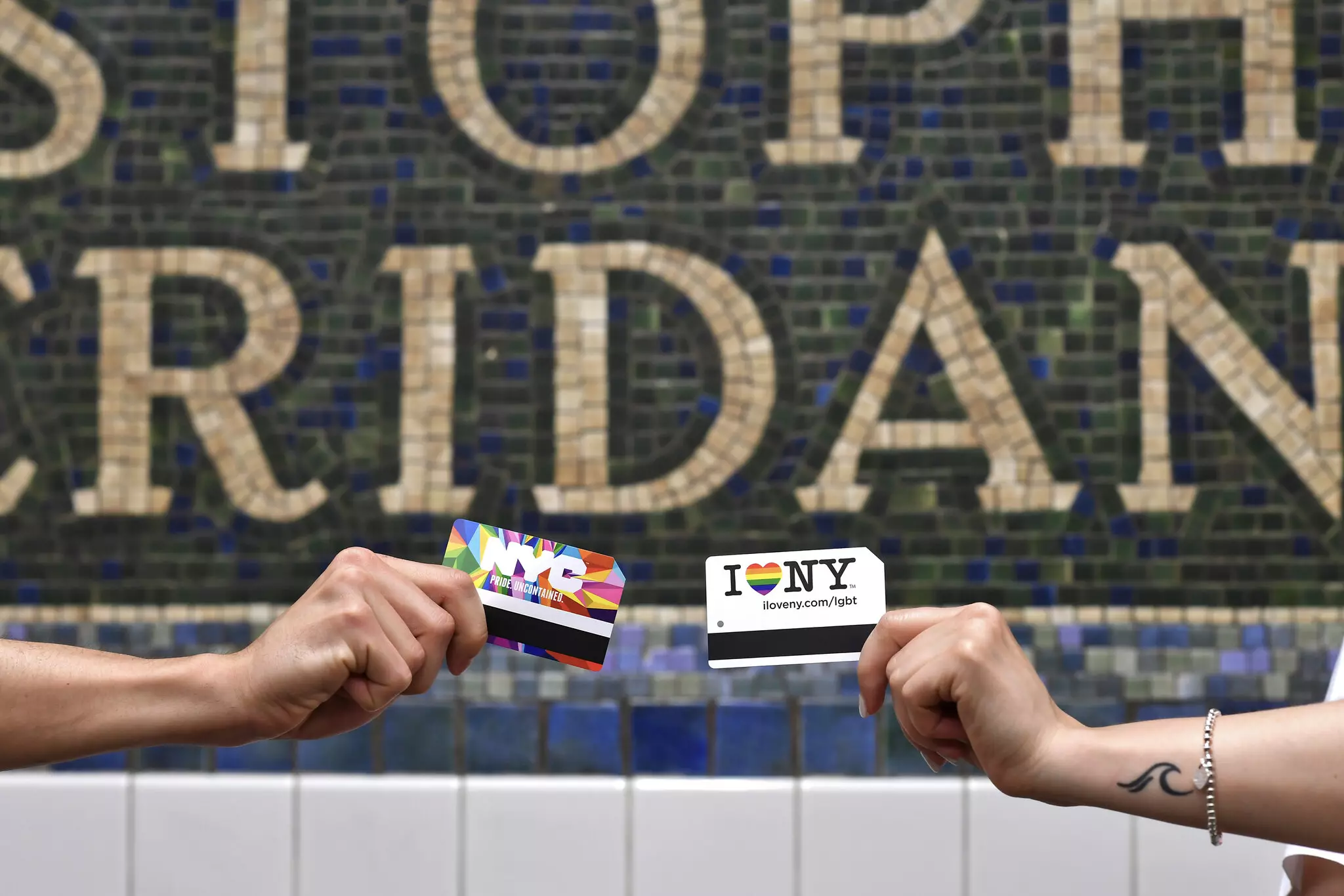 MTA пуска rainbow MetroCard и обучава стикери за месеца на гордостта 9496_1