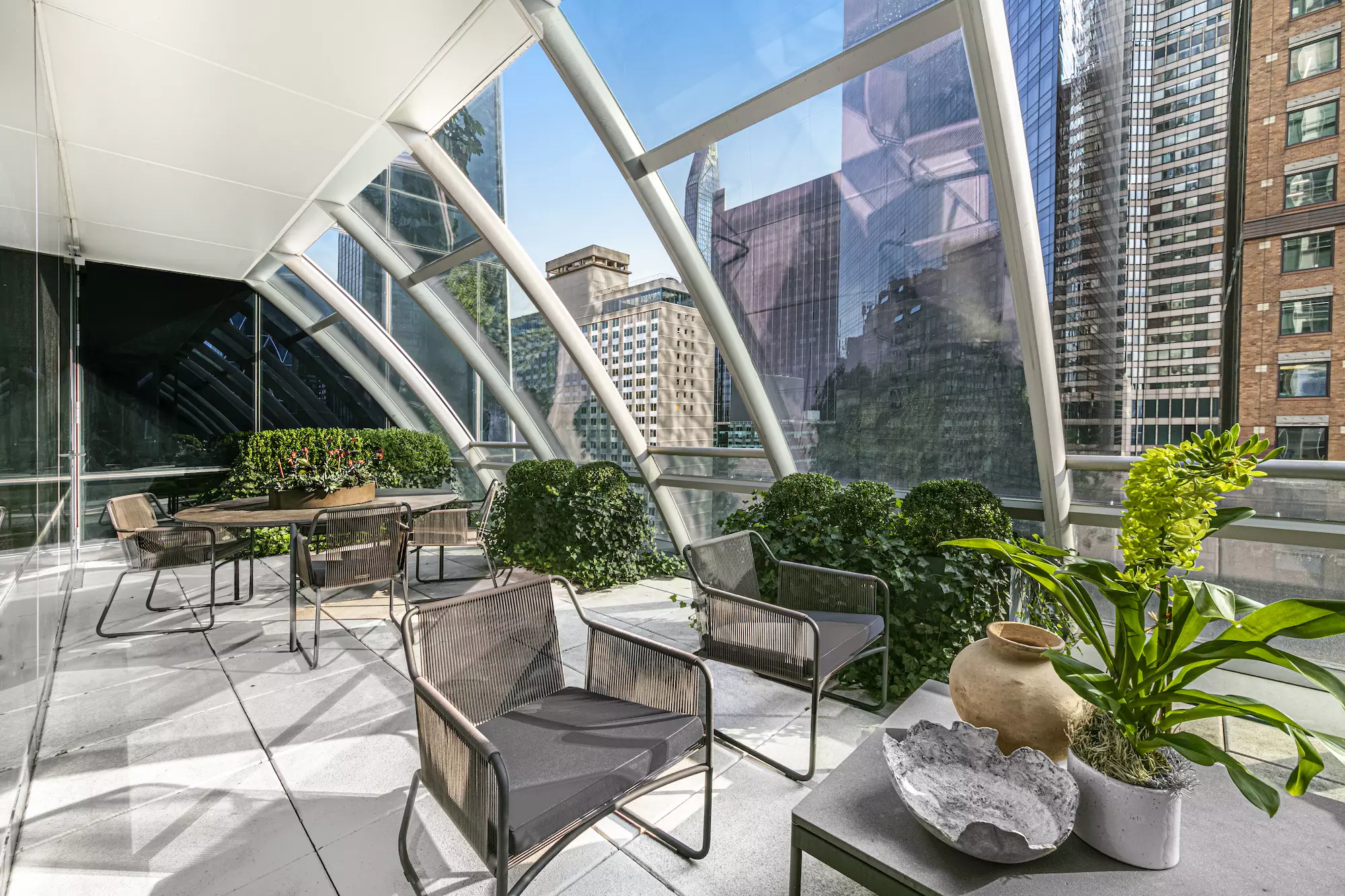 这套 Billionaires' Row 公寓要价 420 万美元，是 One57 仅有的两套带私人阳台的公寓之一 952_1