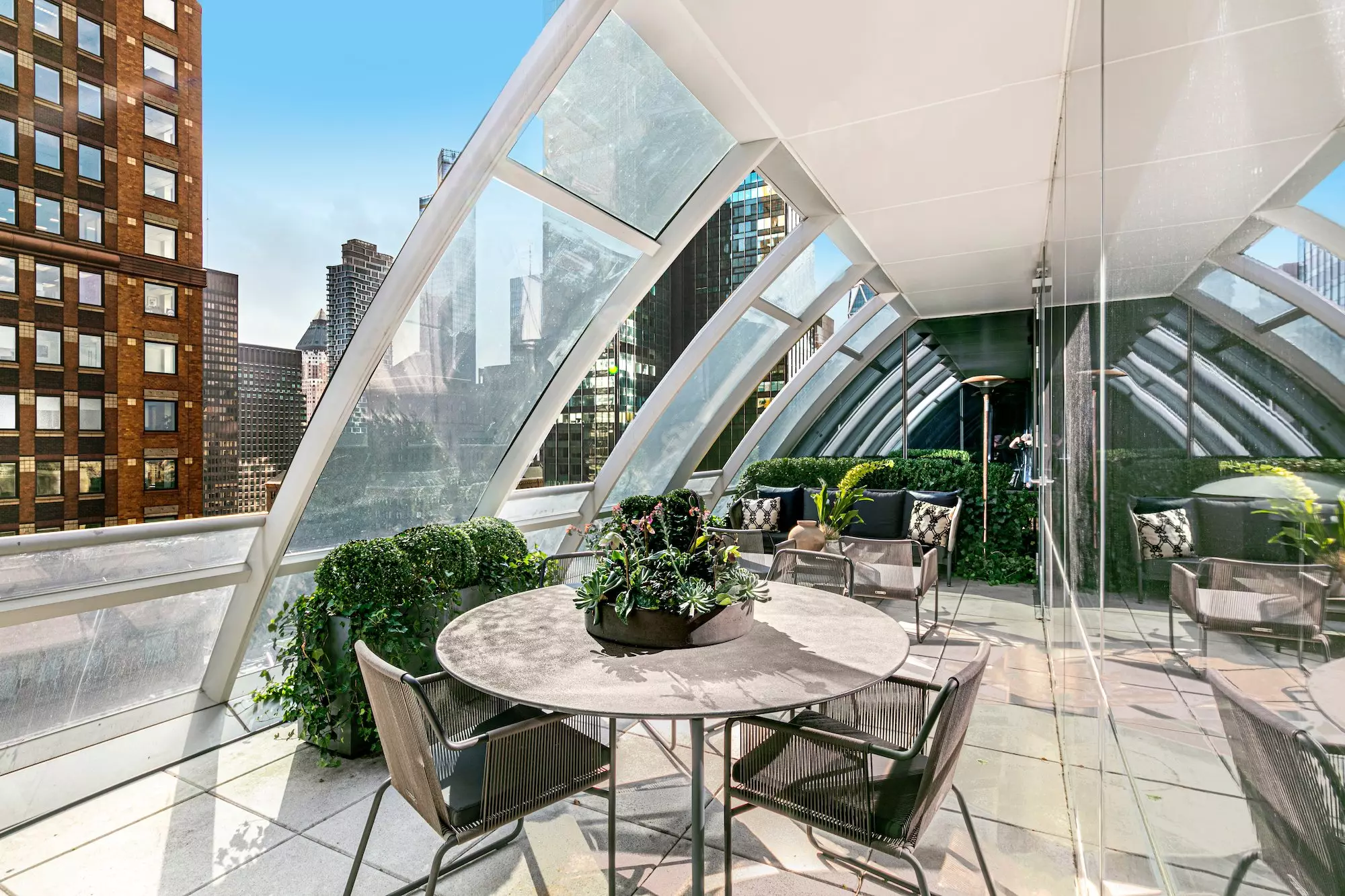 这套 Billionaires' Row 公寓要价 420 万美元，是 One57 仅有的两套带私人阳台的公寓之一 952_5