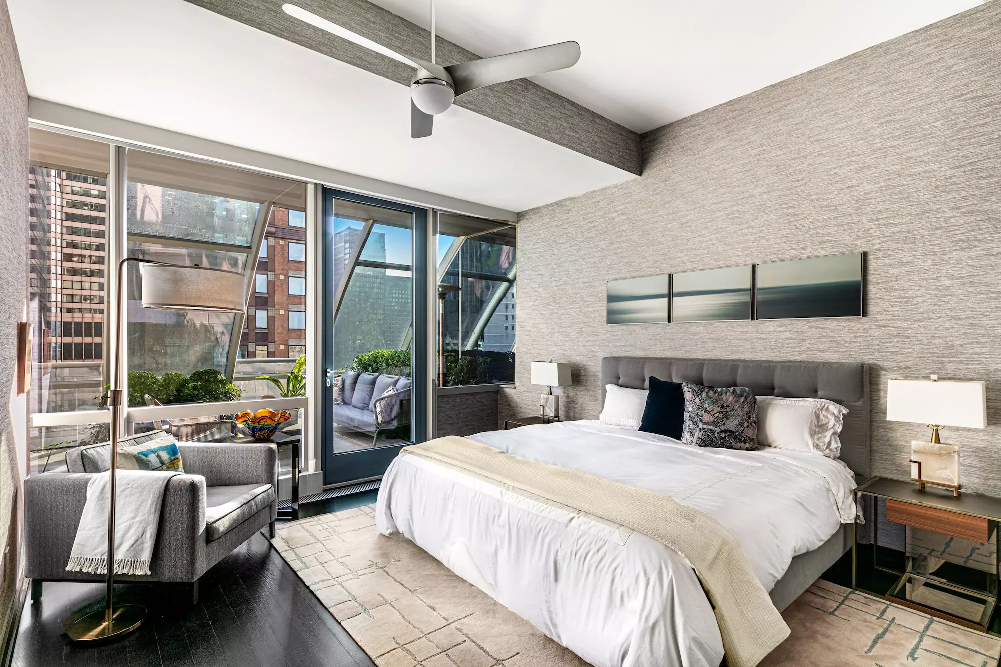 这套 Billionaires' Row 公寓要价 420 万美元，是 One57 仅有的两套带私人阳台的公寓之一 952_6