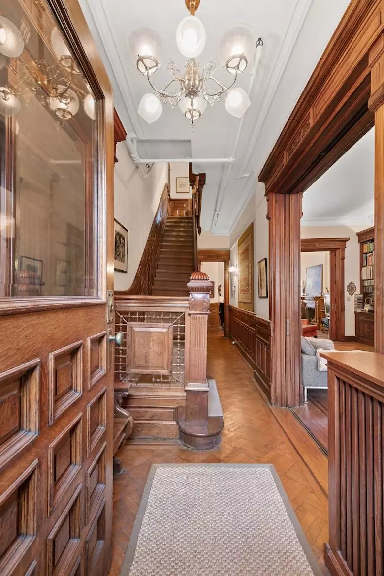 Šest kaminov, osupljiva lesena oprema in parna soba v tem zgodovinskem domu Park Slope, zdaj zahtevajo 3,99 milijona dolarjev 9550_2