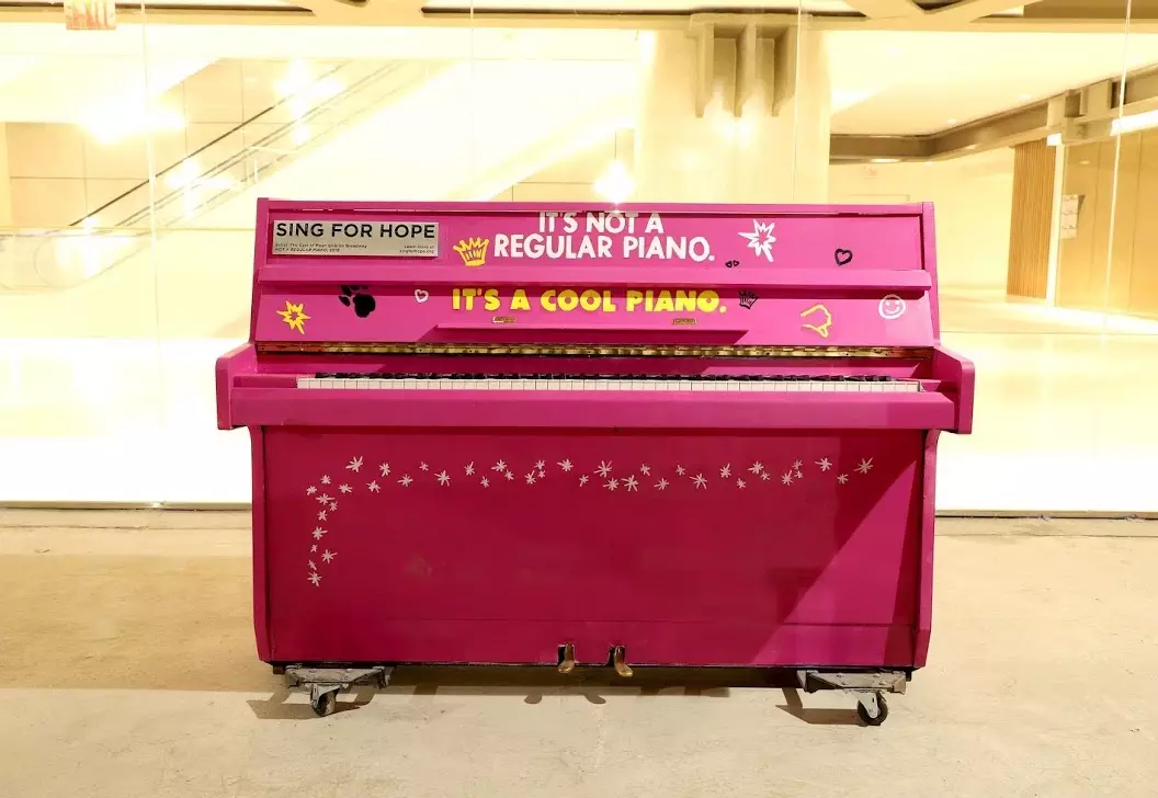 50 piano umum warna-warni muncul ing NYC 9558_3