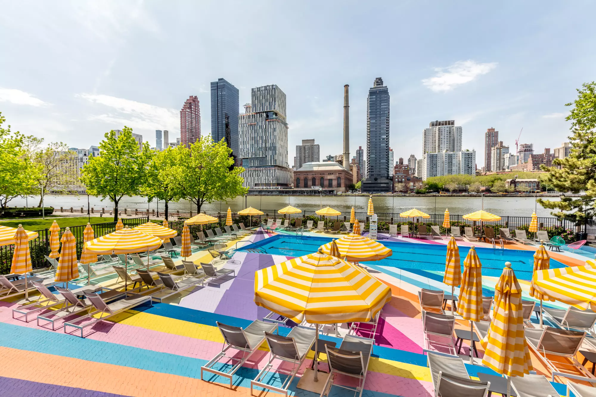 Bazen Manhattan Parka na otoku Roosevelt pretvara se u ljetni pejzaž iz snova u boji u boji 9582_1