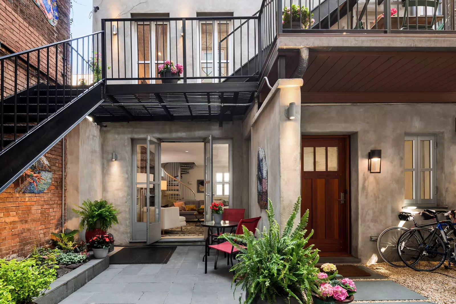 Kočijska hiša East Village v vrednosti 3,5 milijona dolarjev se ponaša z zasebnim dvoriščem in prostrano strešno teraso 9876_1