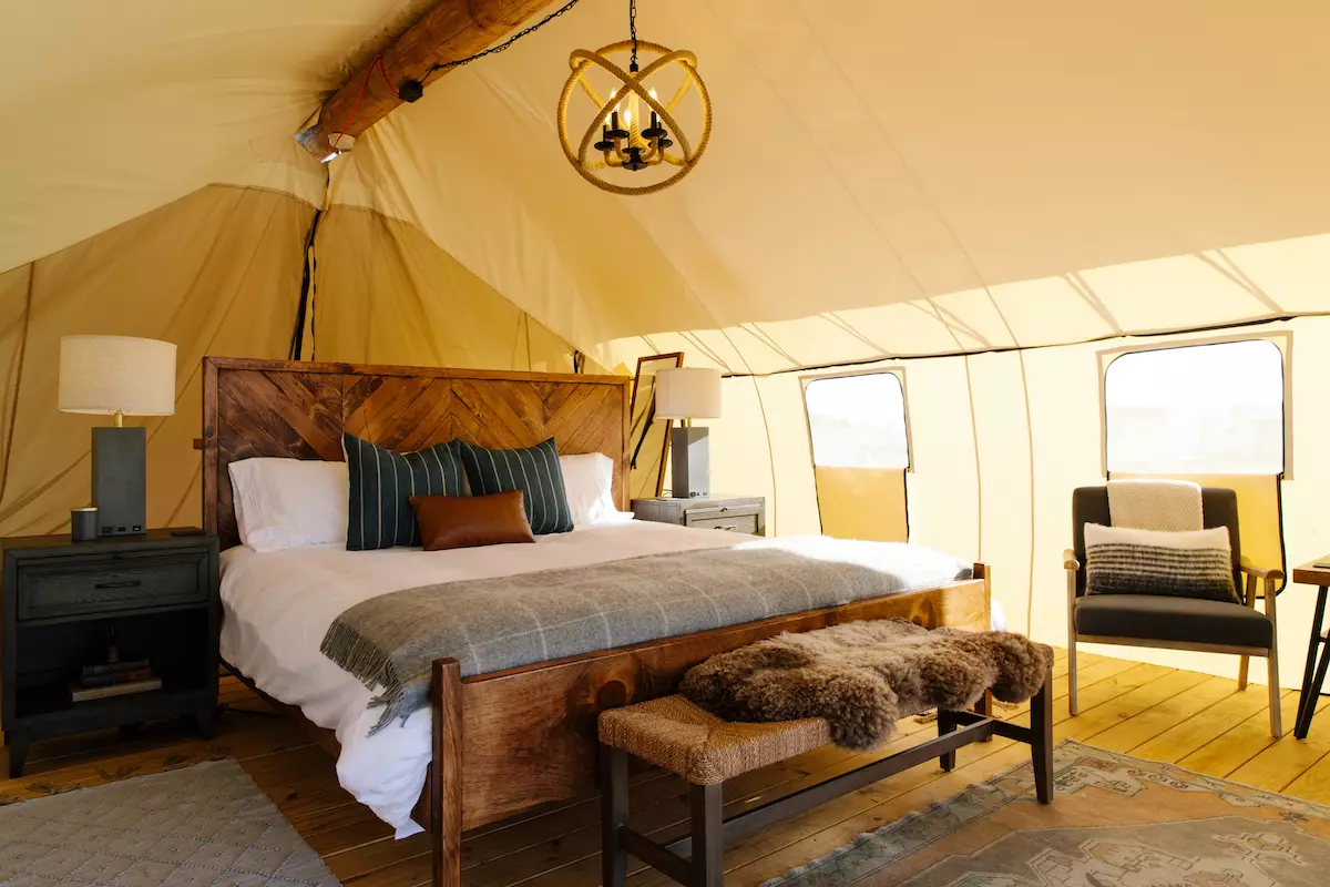 Gubernur pulo, glamping, kémping