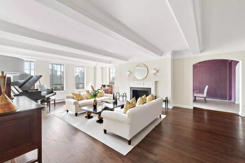 Elegans och ledigt utrymme definierar denna lägenhet på 4,35 miljoner dollar i den ikoniska Parc Vendome